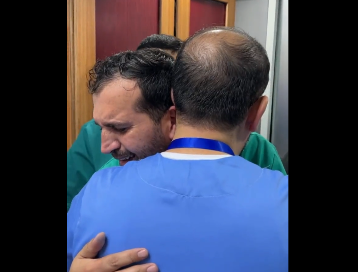 طبيب غزّي يتفاجأ بجثماني والده وشقيقه أثناء علاج الجرحى فيديو مؤلم سواليف